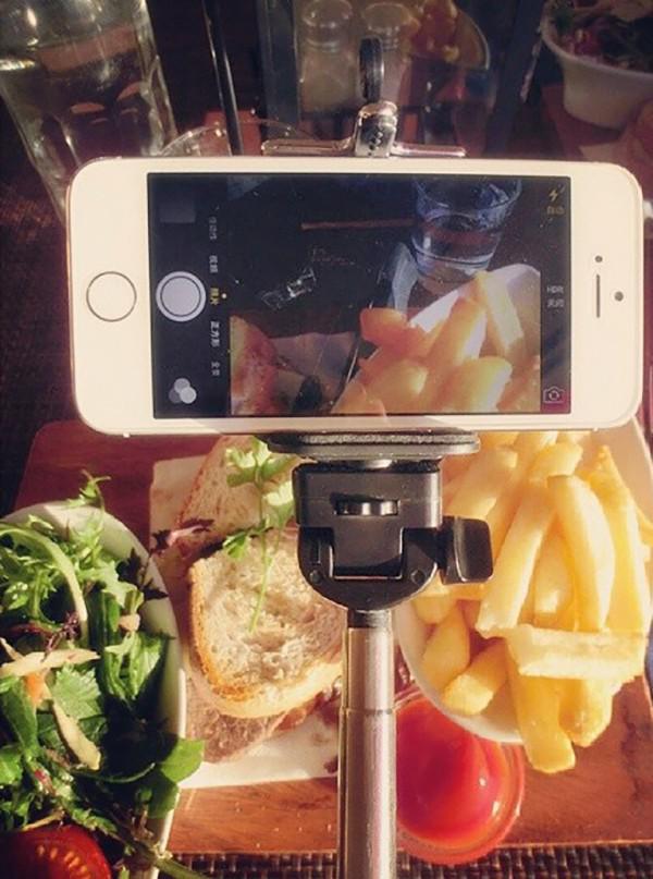 23 Weird Selfie Ideas that Prove Selfie Sticks MUST GO!