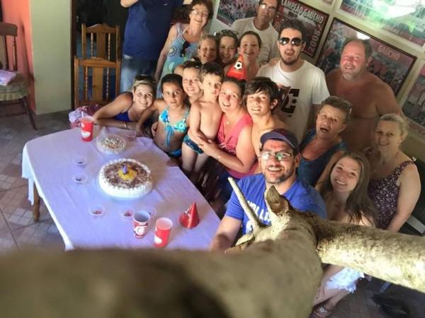 23 Weird Selfie Ideas that Prove Selfie Sticks MUST GO!